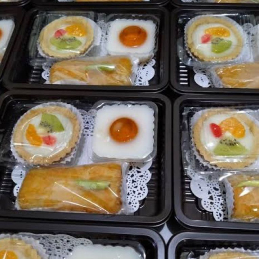 Snack Box – Isi 3 Varian Kue dan minum