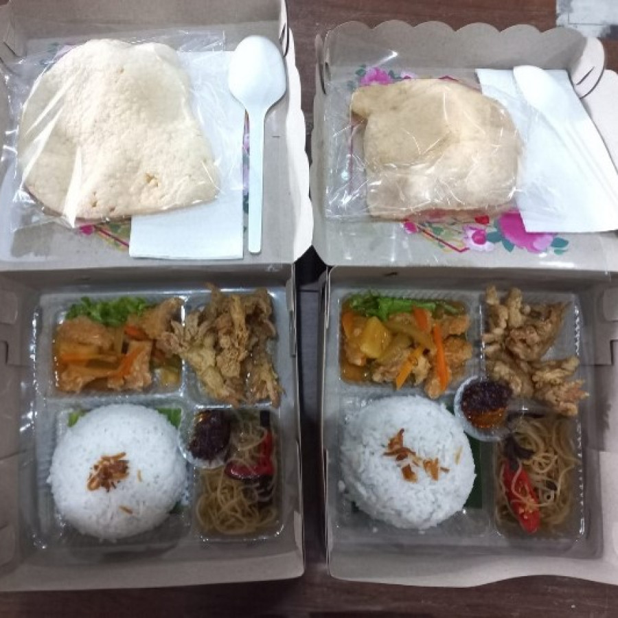 Nasi Kotak dan Air alam botol Nasi putih, bihun goreng, ayam bumbu asam ...