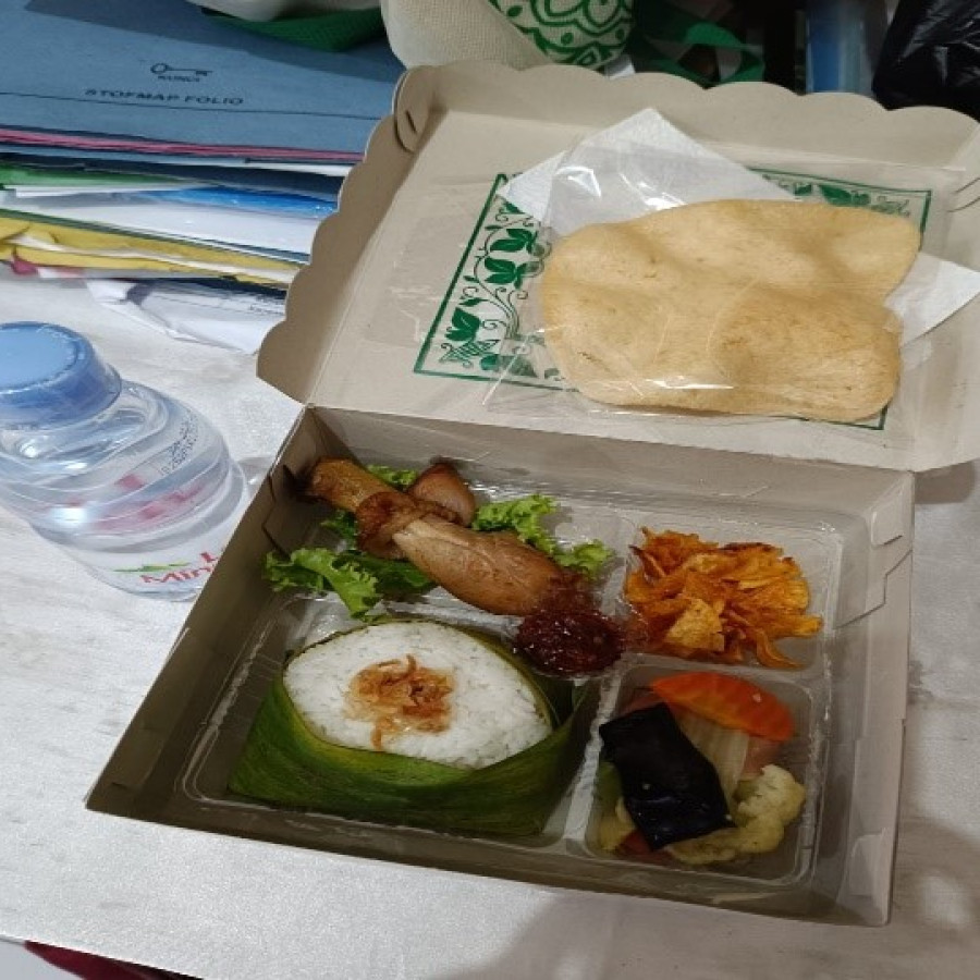 Nasi Kotak dan Le Mineral botol Nasi putih, cap cay, sambel goreng ...