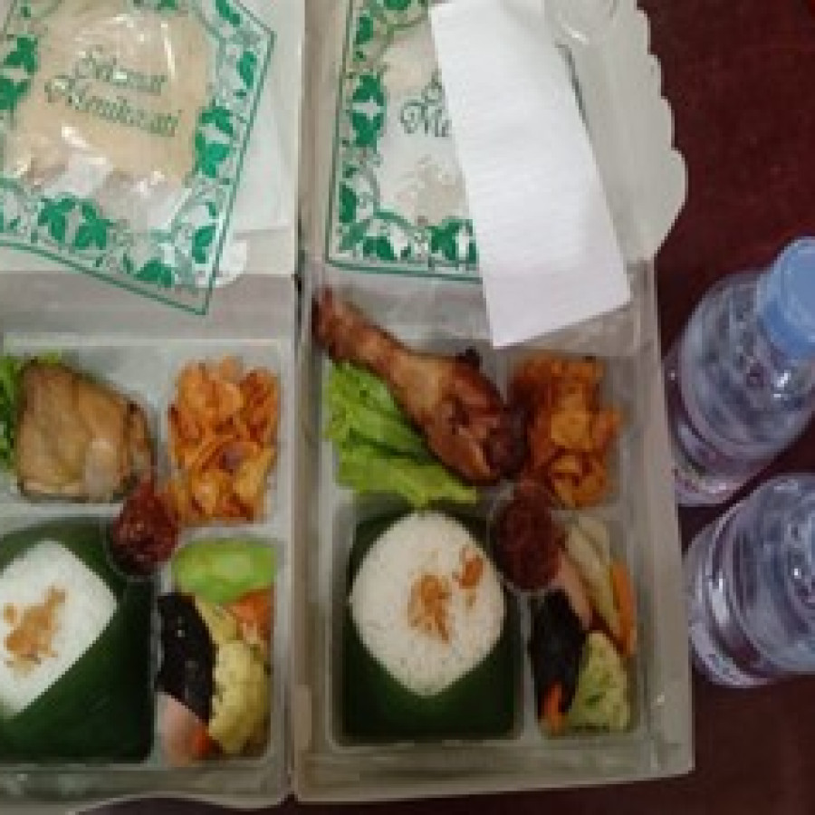 Nasi Kotak dan Le Mineral botol Nasi putih, cap cay, sambel goreng ...