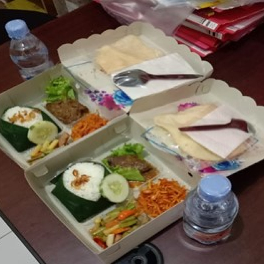Nasi Kotak dan Le Mineral botol Nasi putih, daging rendang, kentang ...